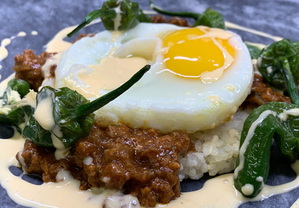 Chili con carne with rice and padron peppers - EXQUISITARIUM